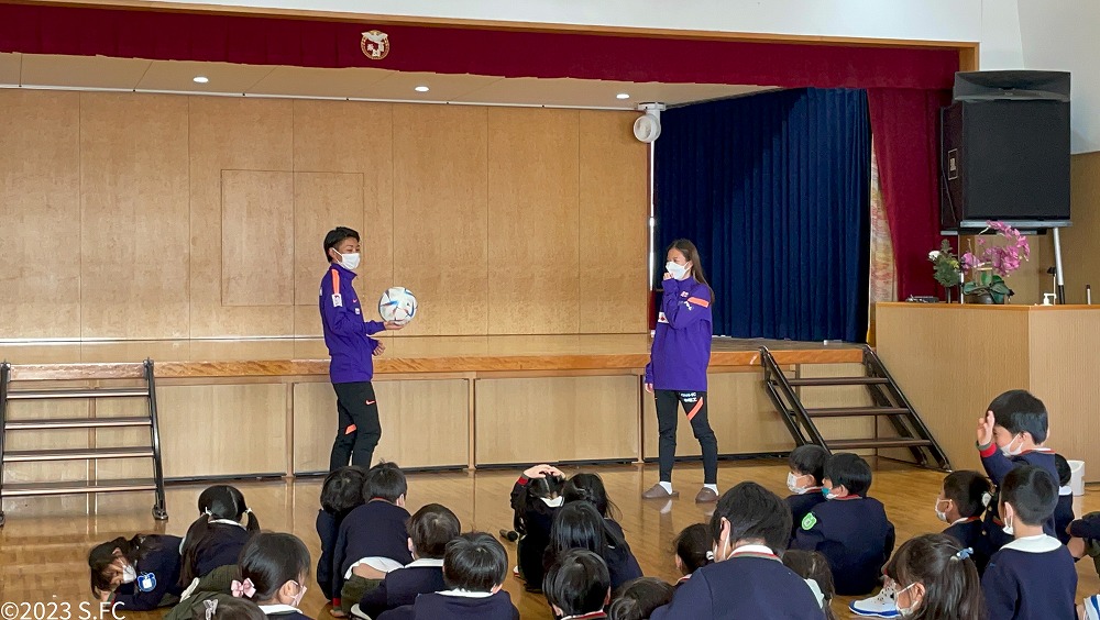 近賀ゆかり選手と川島はるな選手が永照幼稚園を訪問しました | サンフレッチェ広島レジーナ オフィシャルサイト